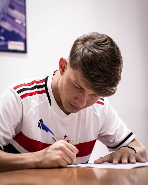 Atacante de 16 anos assina contrato profissional com o São Paulo; multa ...