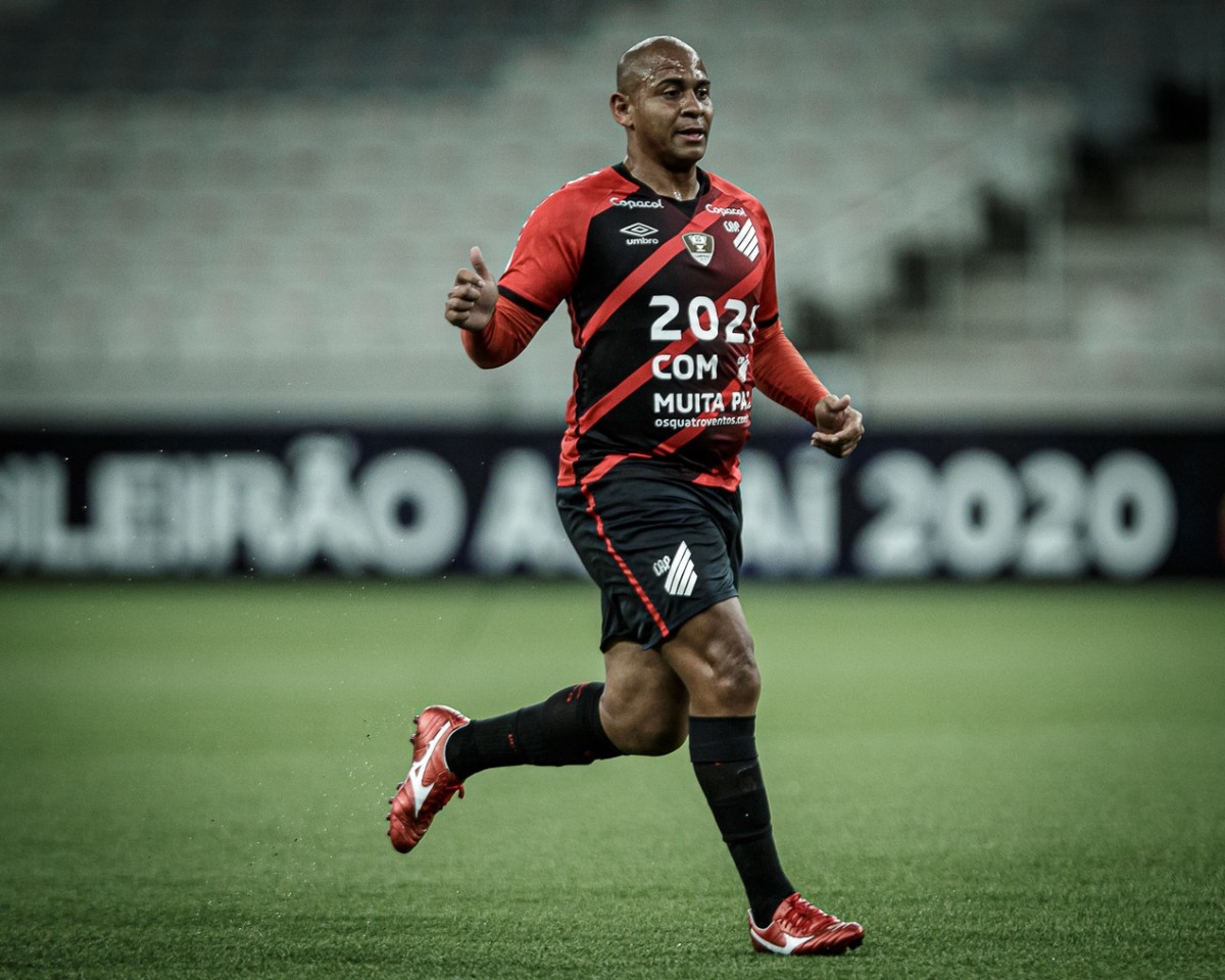Autuori destaca a determinação e a forma do atacante Walter: "Melhor ...