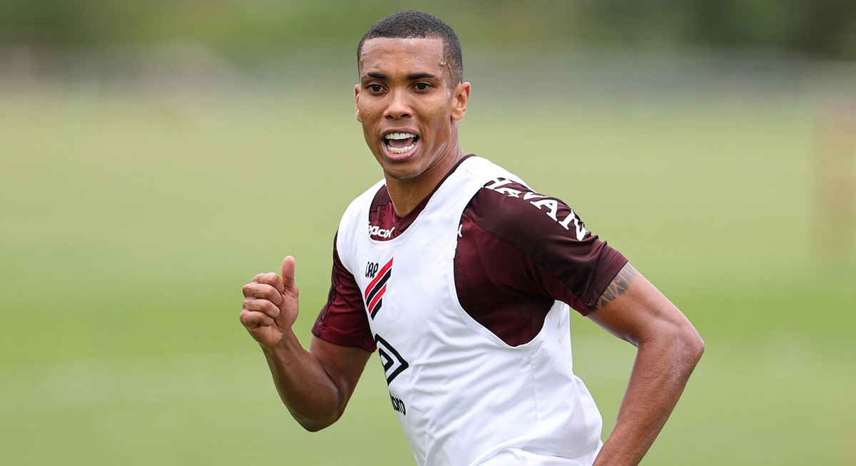 Regularizado, Madson é inscrito pelo Athletico e fica à disposição para ...