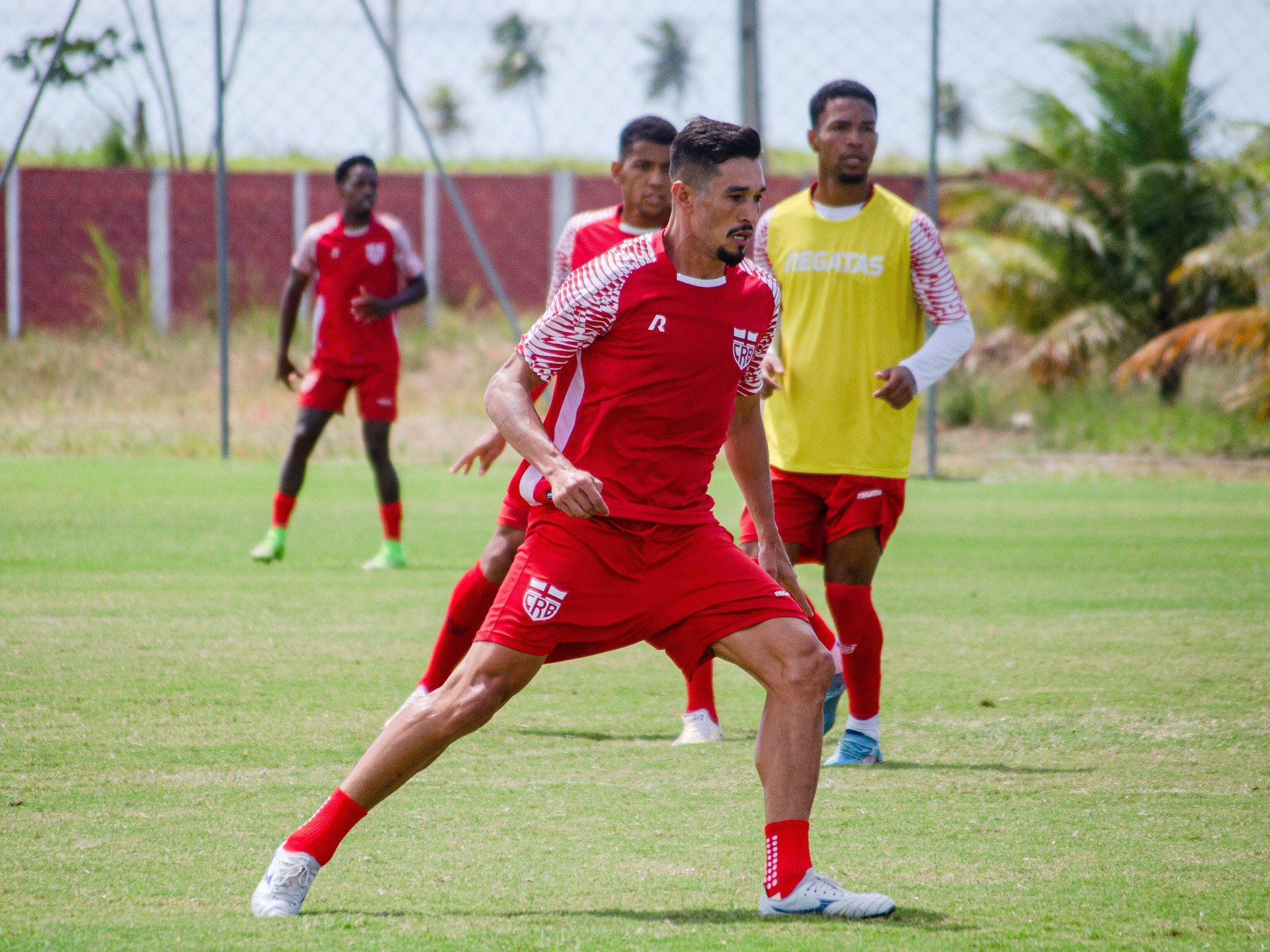 CRB renova com o meio-campista Juninho Valoura e o goleiro Vitor ...