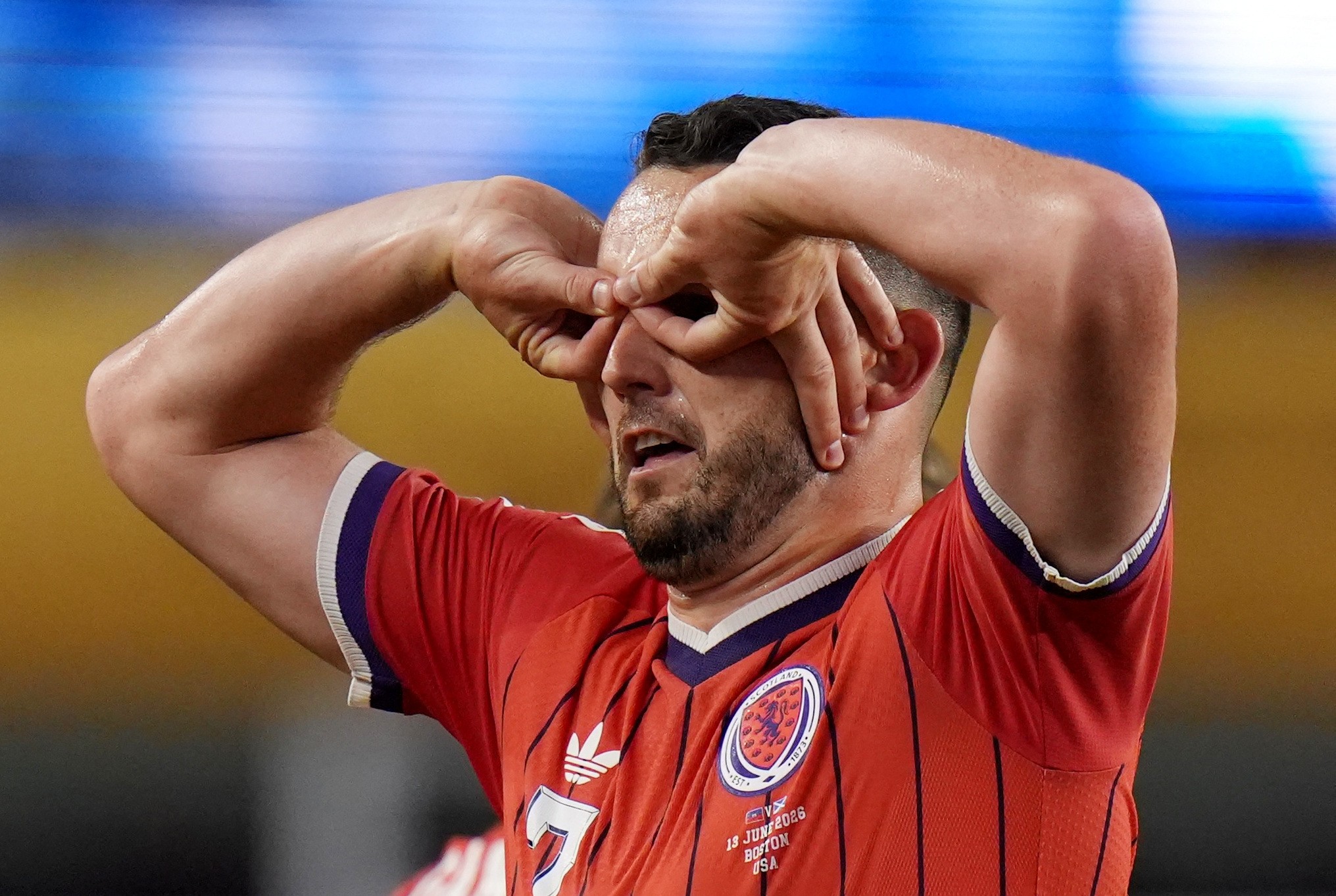 "Melhor que Zidane": o hit do autor do gol da vitória da Escócia | Ge