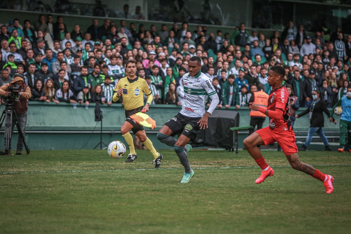 Matheus Alexandre deixa o Coritiba após fim de empréstimo; lateral ...