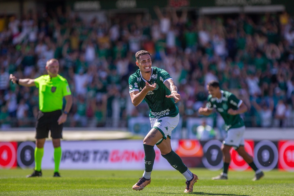 Novo contrato, interesse do exterior e temporada artilheira: Derek vira ...