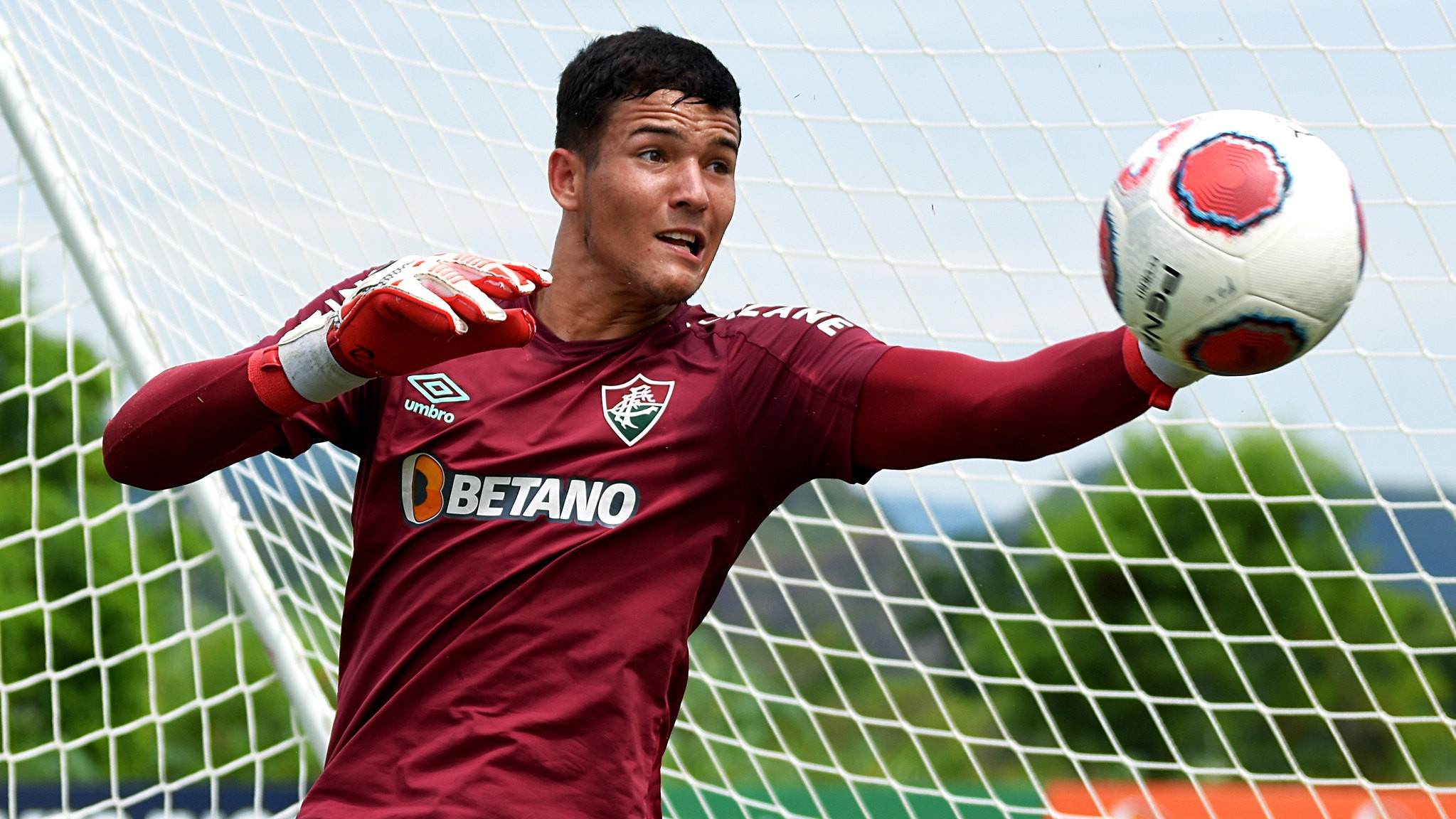 Coritiba encaminha contratação do goleiro Pedro Rangel, do Fluminense | Ge