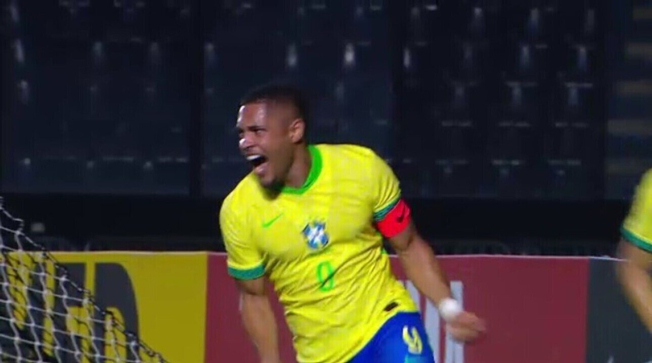Vitor Roque perde gol incrível, se recupera, e Brasil vence o México | Ge