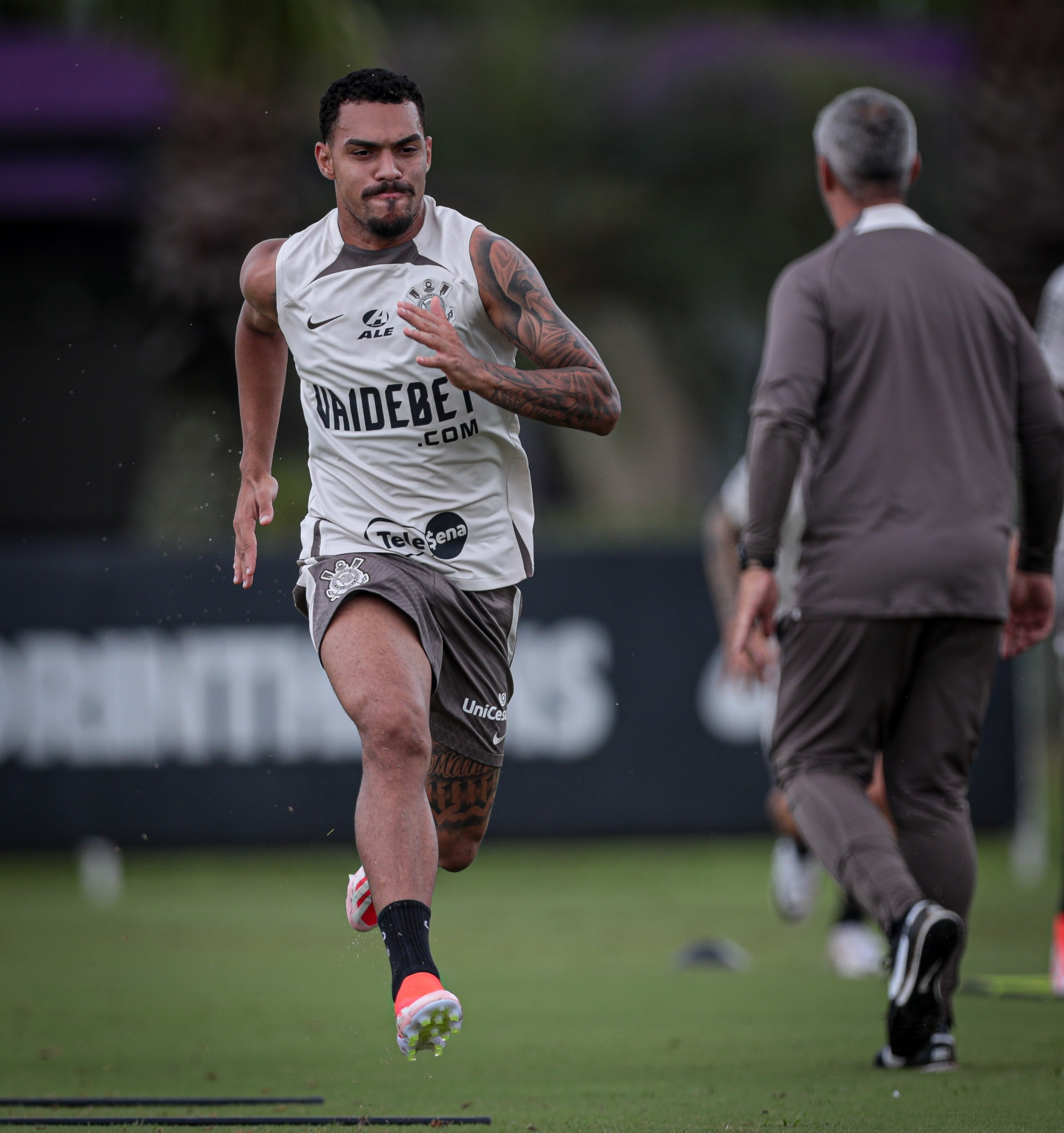 Um jogador para muitas funções: Matheus França ganha espaço no ...
