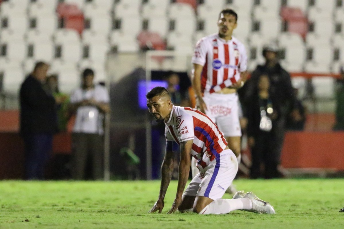 Kieza sente o tendão de Aquiles e não treina em reapresentação no ...