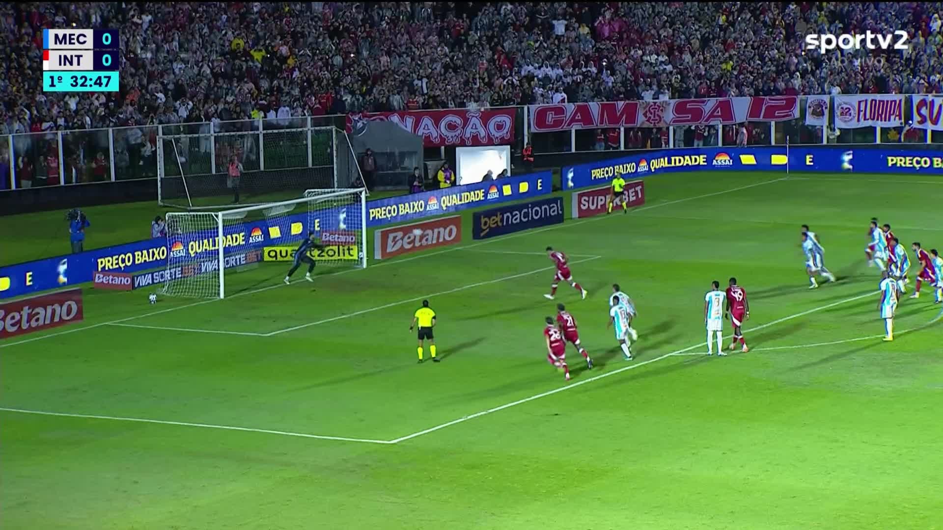 Goleiro do Maracanã, defende mais um pênalti de Alan Patrick | Ge