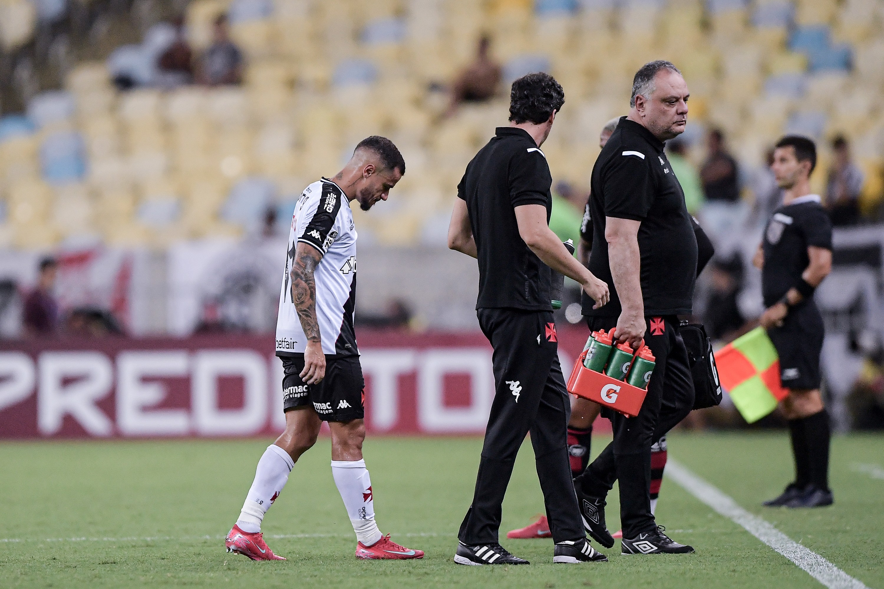 Coutinho tem lesão na coxa confirmada e vira problema no Vasco | Ge