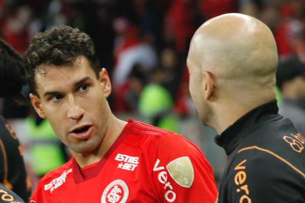 Aposta de Coudet, Hugo Mallo mostra versatilidade no Inter e vira opção ...