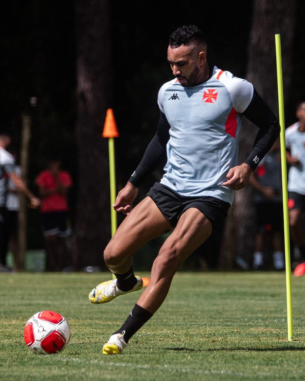 Cada vez mais adaptado, Payet perde 8 quilos e volta "fininho" ao Vasco ...