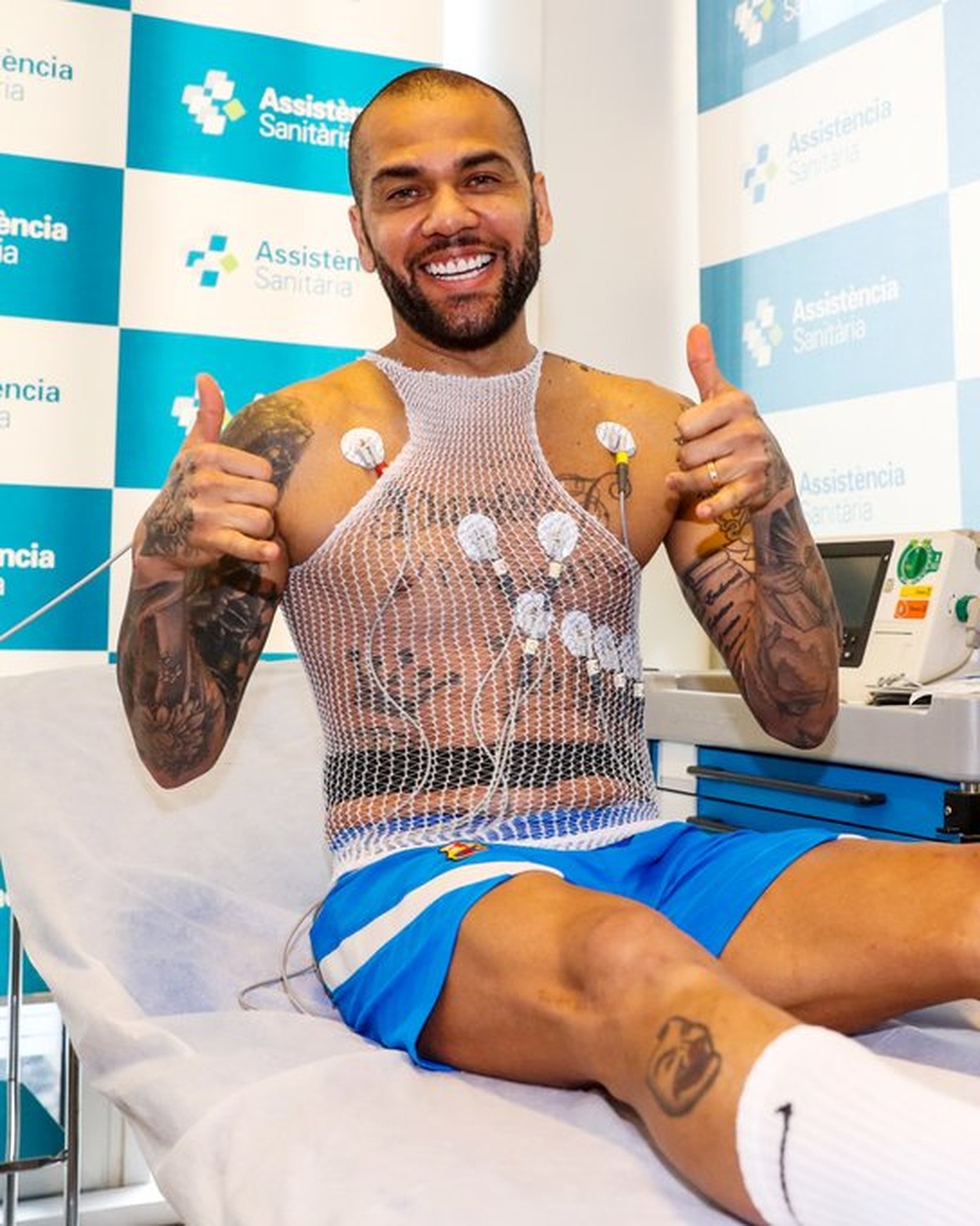 Daniel Alves passa por exames em Barcelona e será apresentado no Camp ...