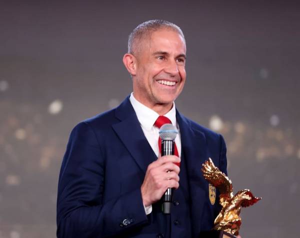 Classificado para Euro, Sylvinho recebe homenagem na Albânia | futebol ...