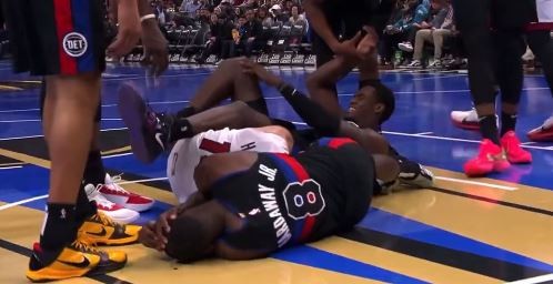 Imagem forte: Tim Hardaway Jr sofre duas pancadas seguidas na cabeça em ...