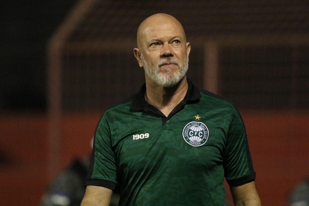 Zago destaca psicológico abalado do Coritiba com a má fase: "Todo mundo ...