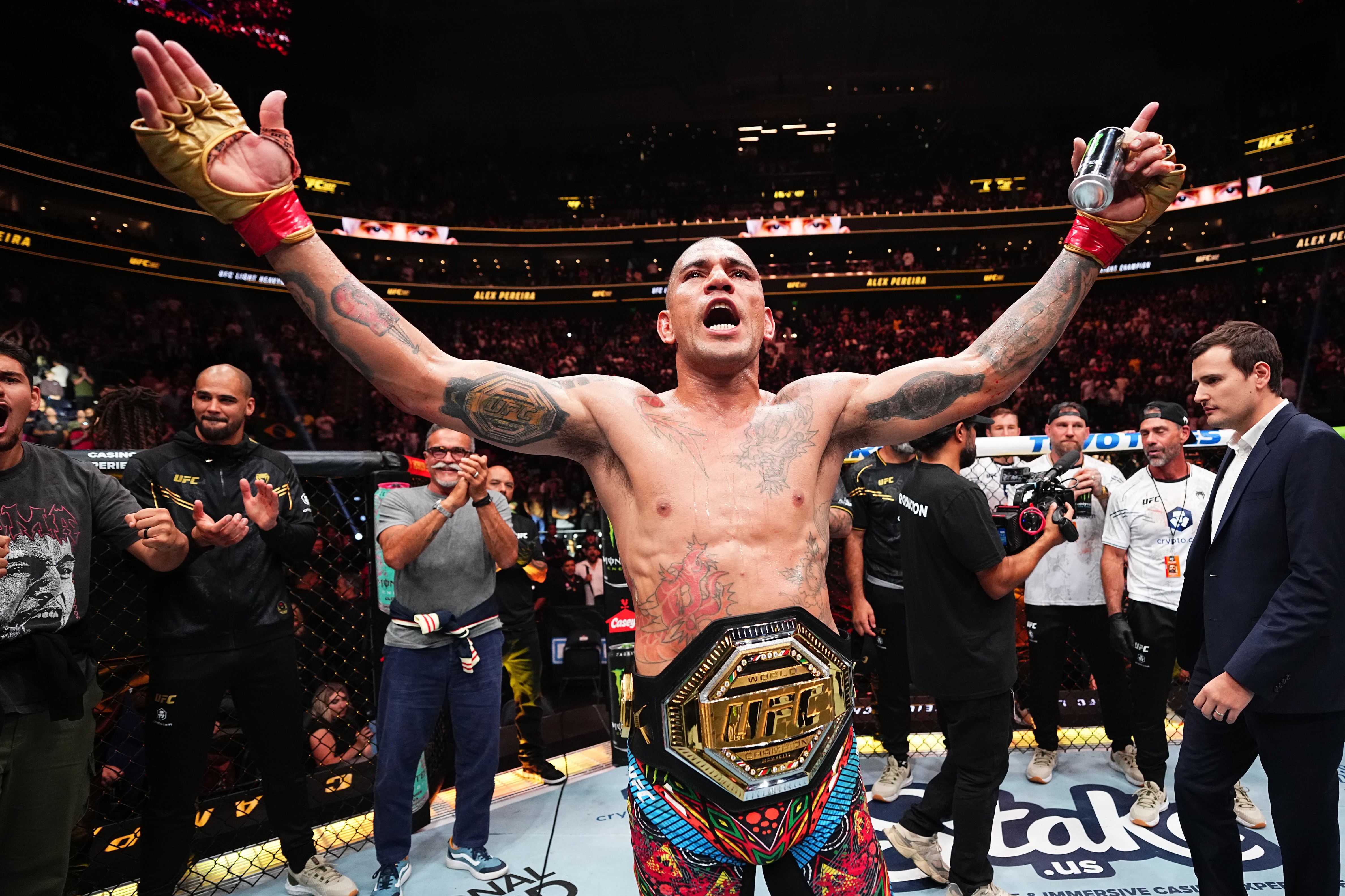 UFC: Alex Poatan leva bônus de 50 mil dólares por "Luta da noite" | Ge
