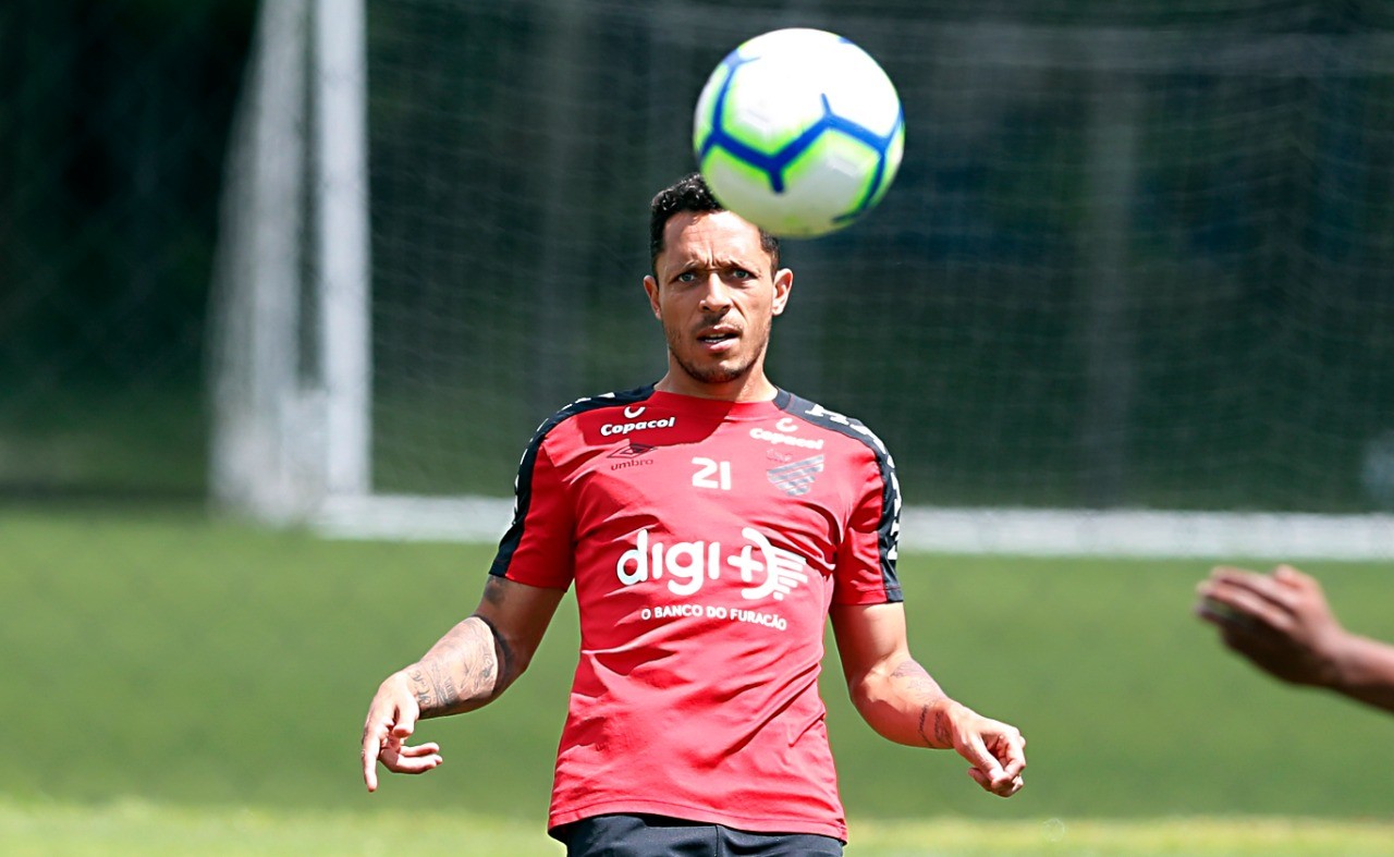 Lesões de Jonathan forçam Athletico a testar Adriano na lateral direita ...