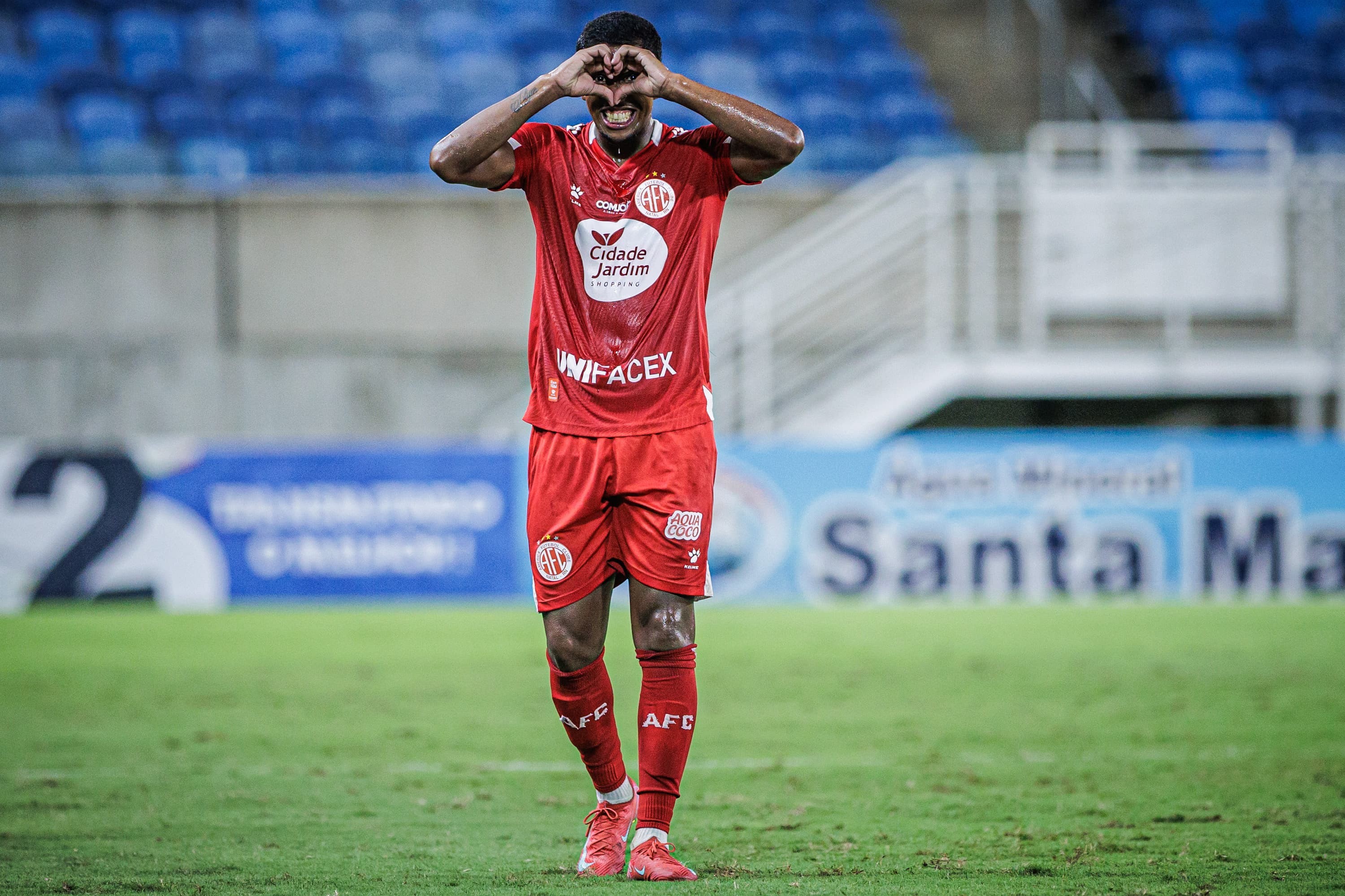 Davi Gabriel comemora primeiro gol pelo América-RN; veja pintura