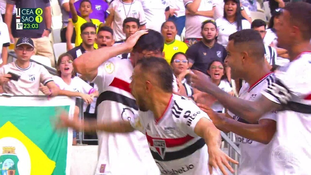 Calleri é atingido por objeto após gol do São Paulo; vídeo | são paulo | ge