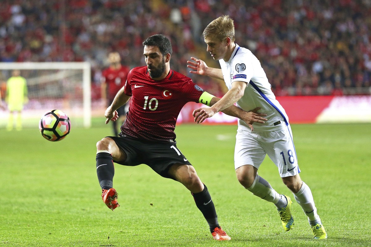 Arda Turan se machuca em vitória da Turquia e volta mais cedo ao ...