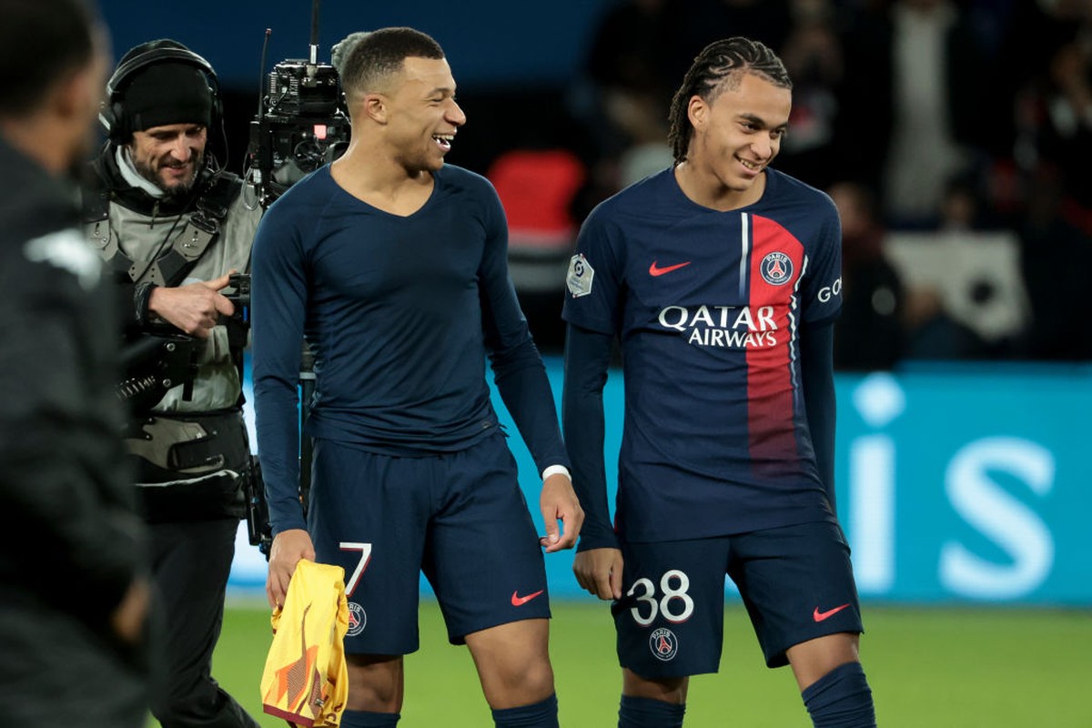 Após dois gols no aniversário e estreia do irmão no PSG, Mbappé diz: "Marcado para sempre"