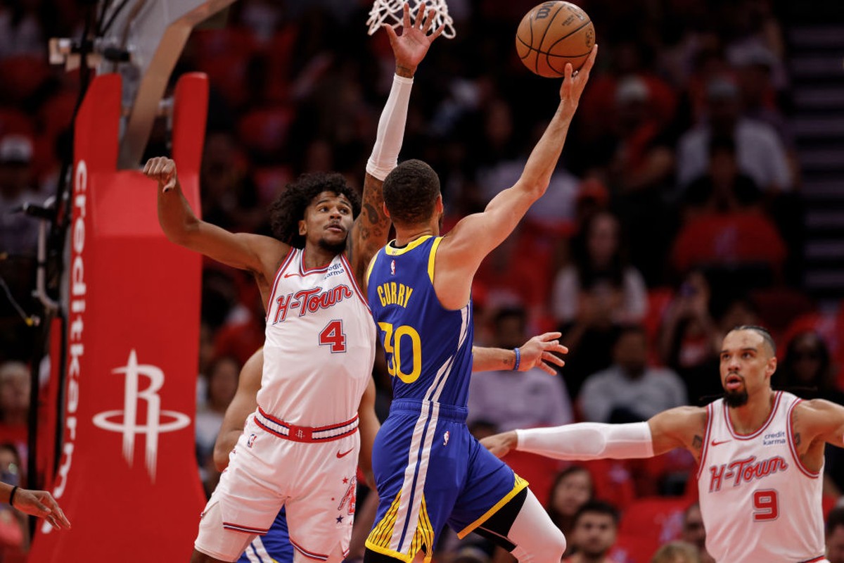 Sem olhar! Veja cesta incrível de Curry em vitória dos Warriors sobre ...