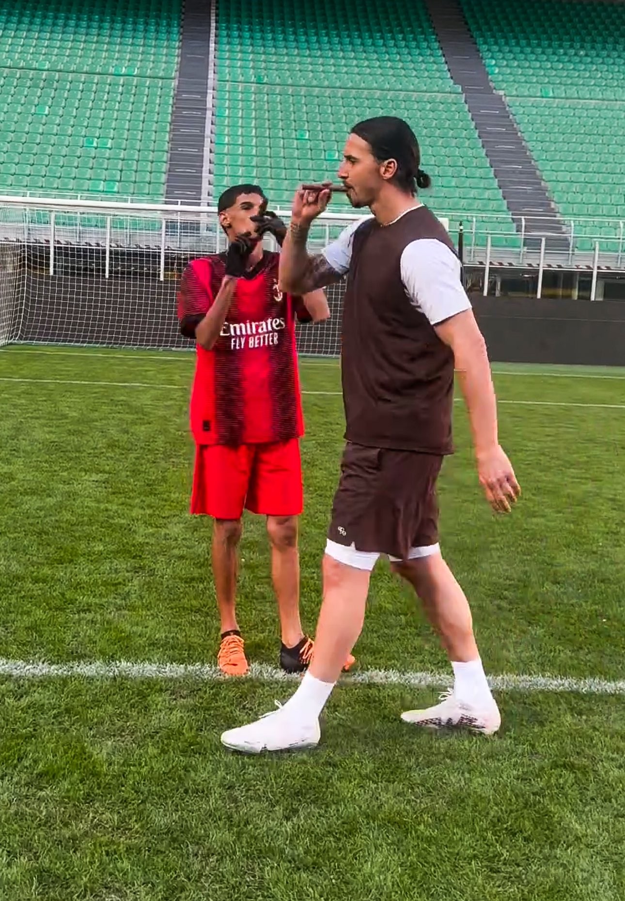 Luva de Pedreiro faz golaço e "fuma charuto" com Ibrahimovic; assista ...