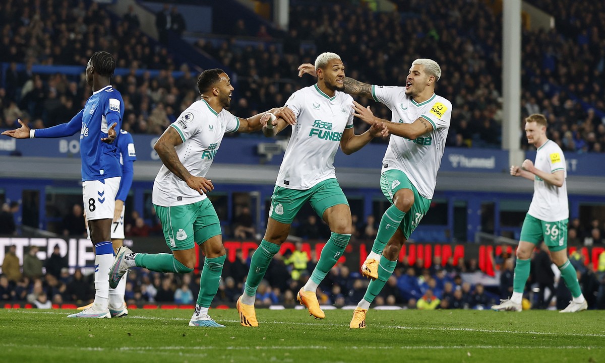 Joelinton marca de novo, e Newcastle goleia o Everton fora de casa ...