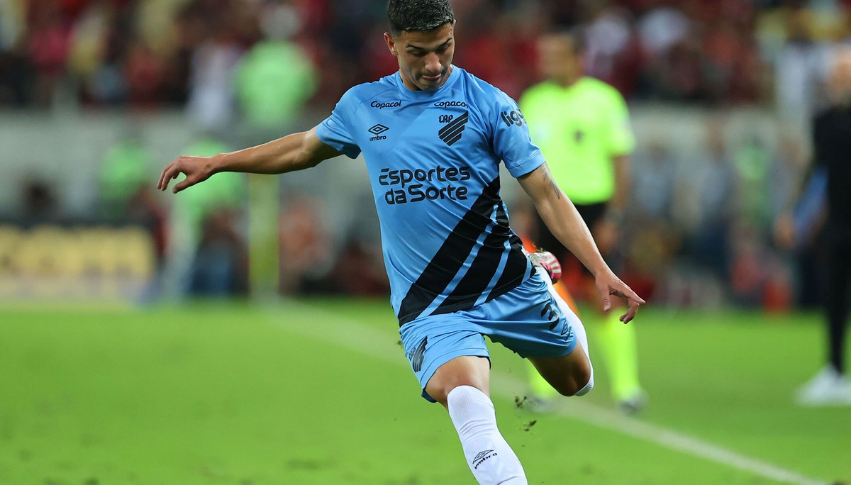 Lucas Esquivel estreia no Athletico como titular no Maracanã e agrada ...