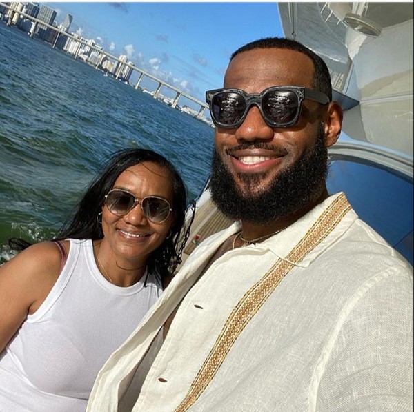 Lebron James Corpo Mae