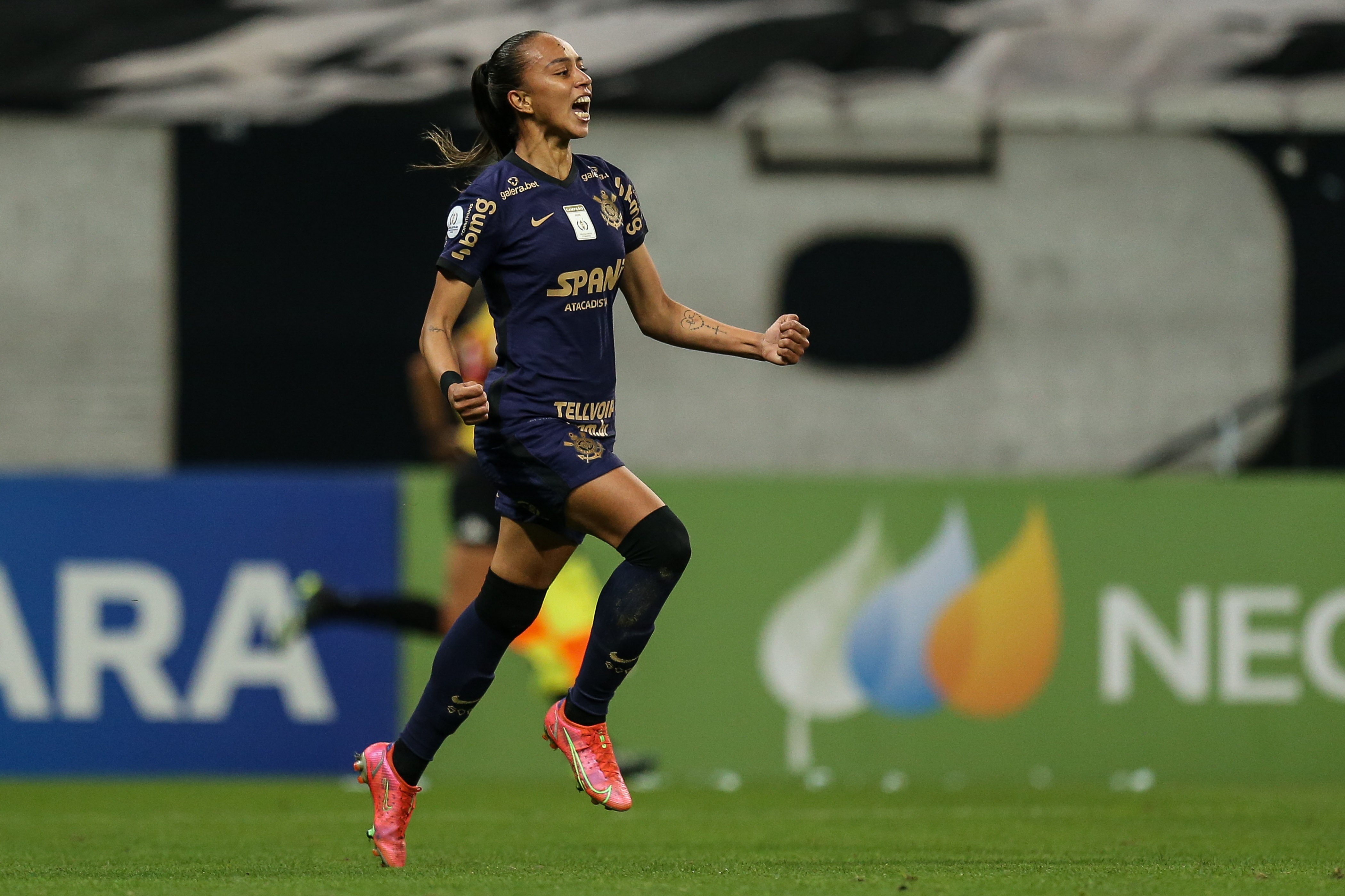 Maior venda da história do futebol feminino brasileiro, Adriana marca ...