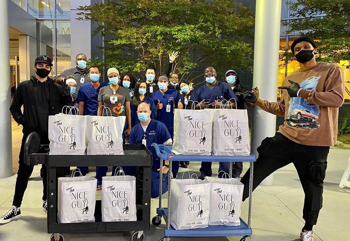 Westbrook surpreende equipe médica ao aparecer com quentinhas em ...