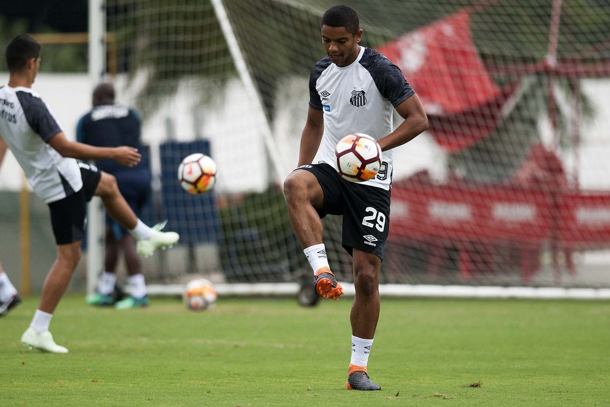 David Braz se recupera de lesão e ficará à disposição do Santos contra ...