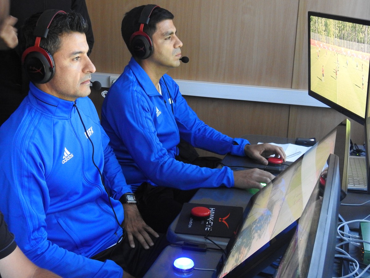 Fifa divulga lista de árbitros da Copa com trio brasileiro liderado por ...