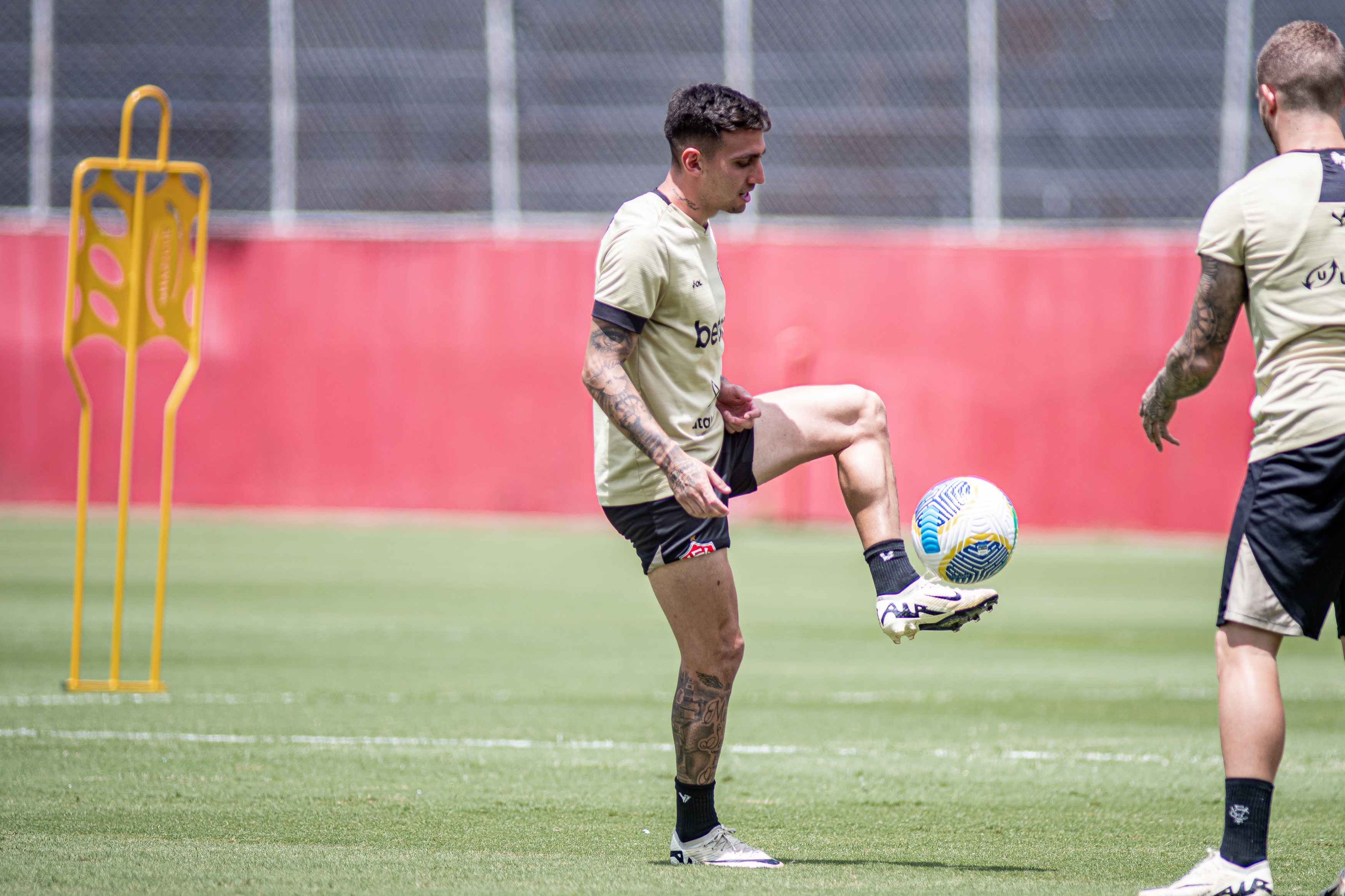 Gustavo Mosquito e Léo Naldi estão suspensos e desfalcam o Vitória ...