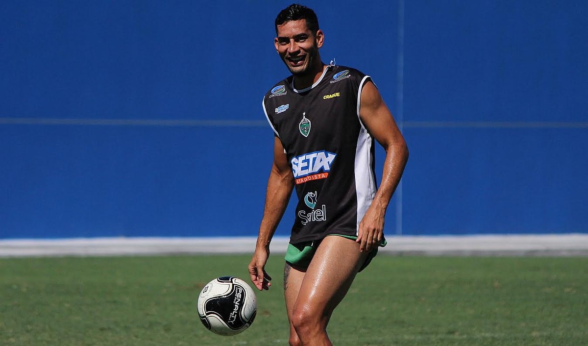 Clíper acerta com atacante Binho, campeão amazonense com o Manaus ...