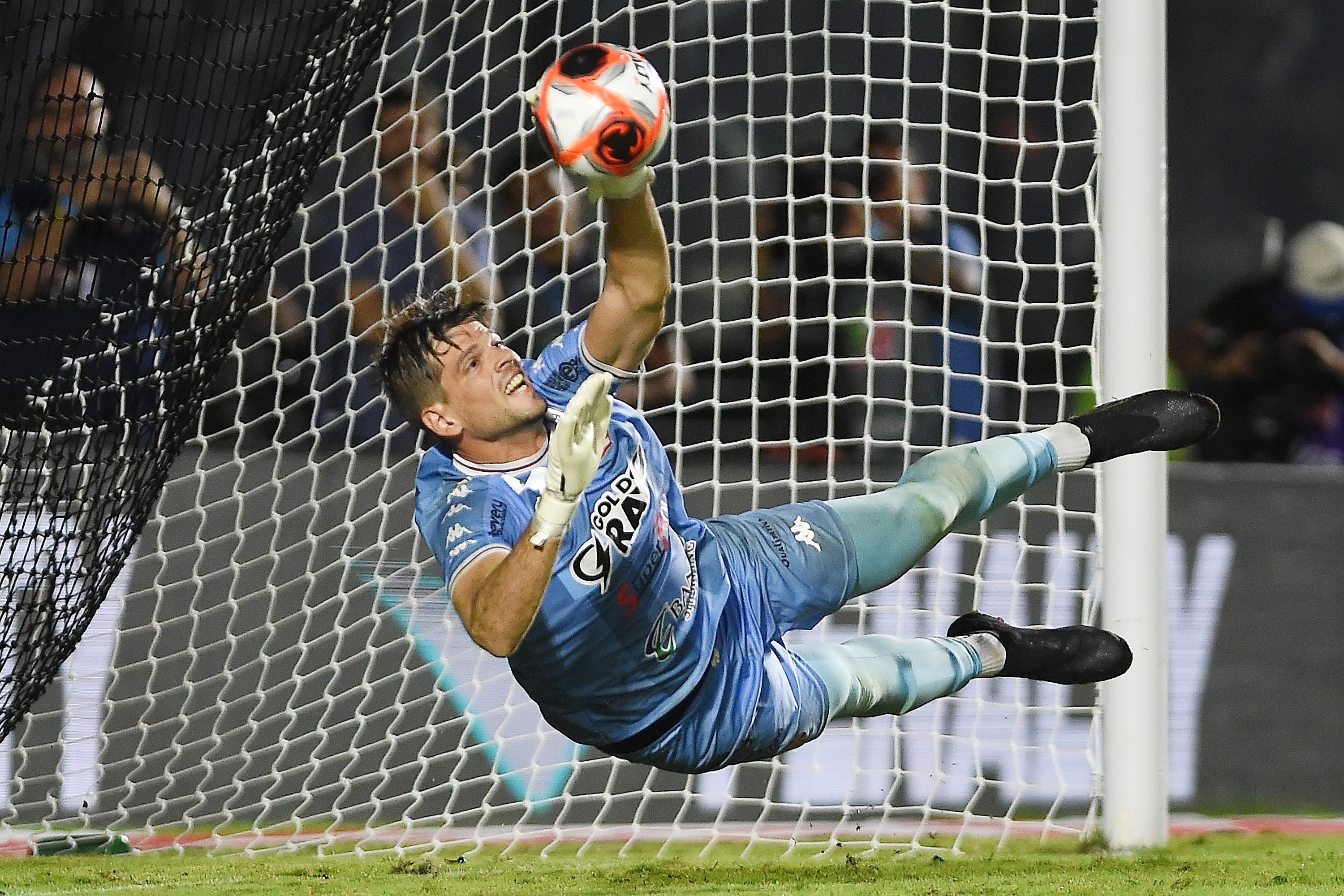 Em volta da aposentadoria, goleiro do Bangu recebe oportunidade deixada ...