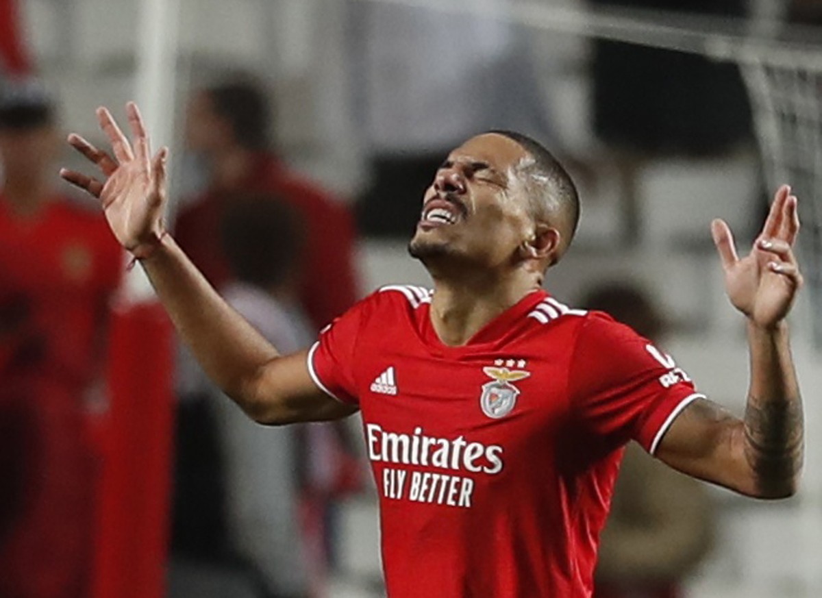 Bahia acerta contratação do lateral-direito Gilberto, do Benfica ...