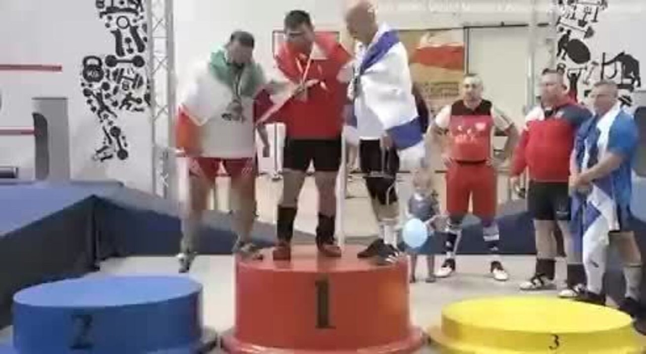 Halterofilista do Irã é banido após cumprimentar atleta de Israel | Ge