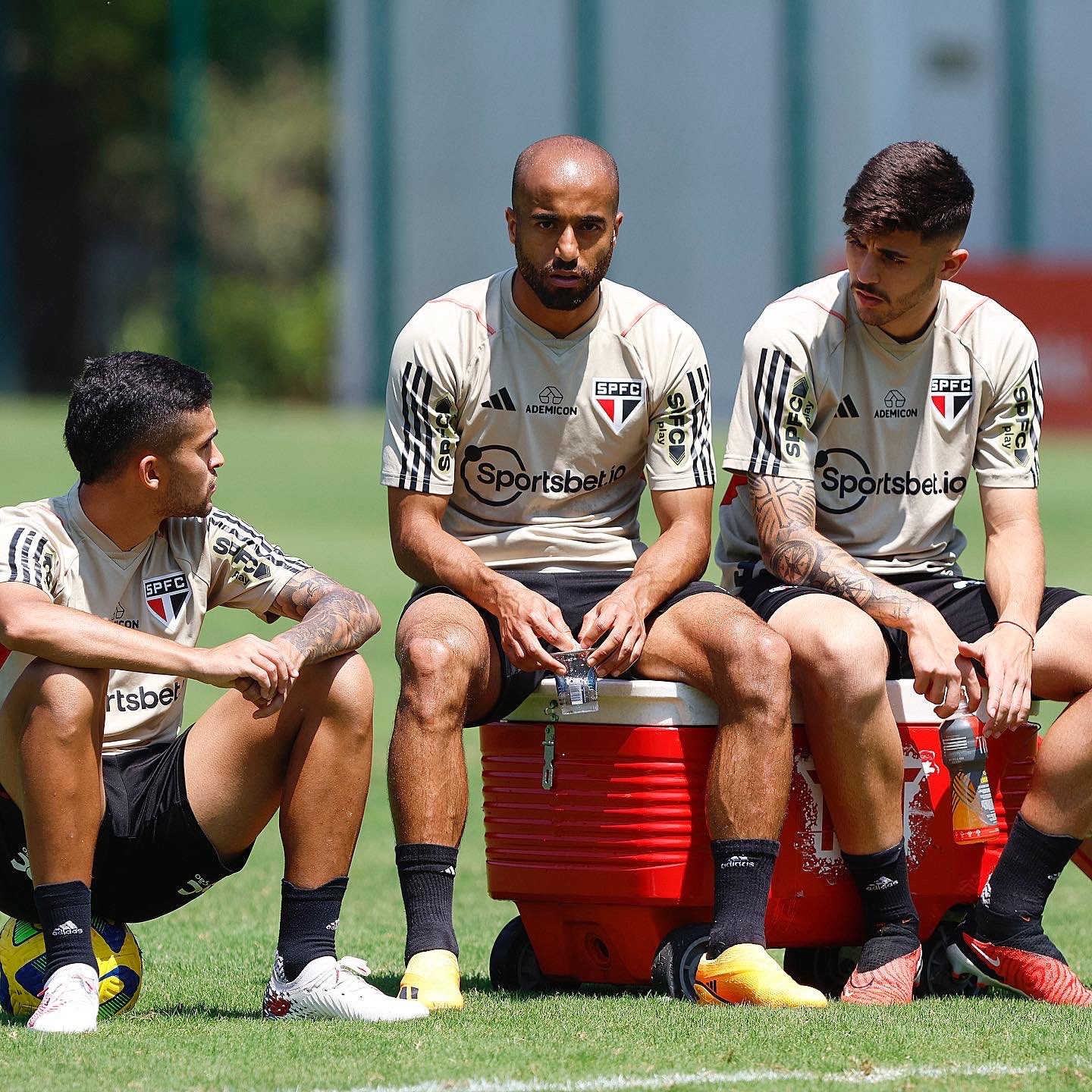 Lucas celebra "fico" no São Paulo e diz que quer colocar mais "quadros ...