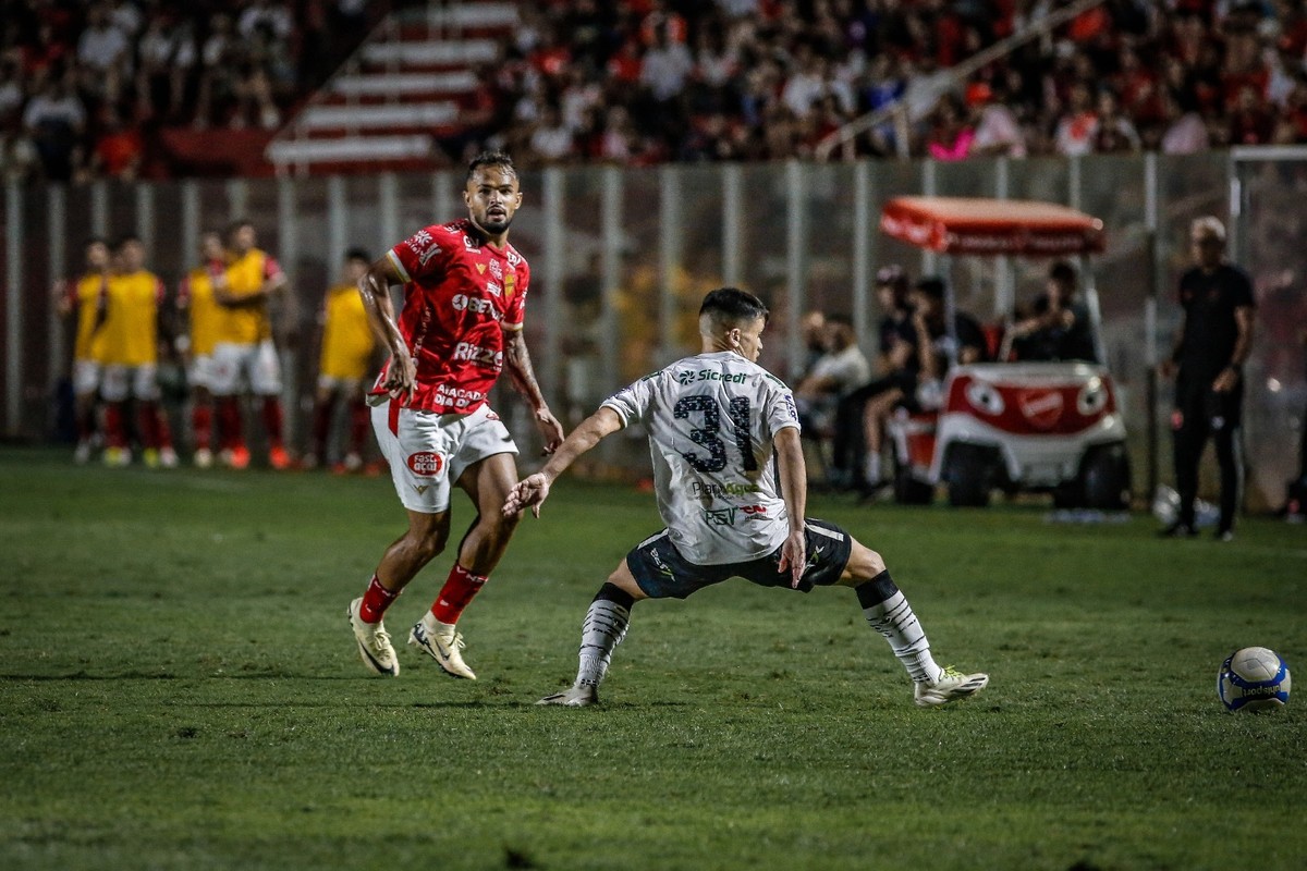 Lateral Eric amplia lista de desfalques do Vila Nova contra o Amazonas ...