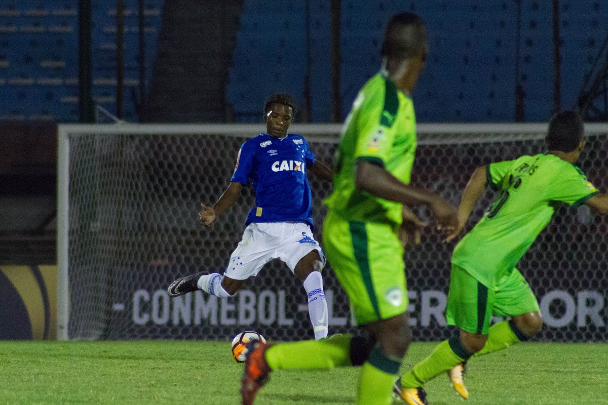 Após atrair olhares no Sub-20, Cacá passa a treinar com os ...