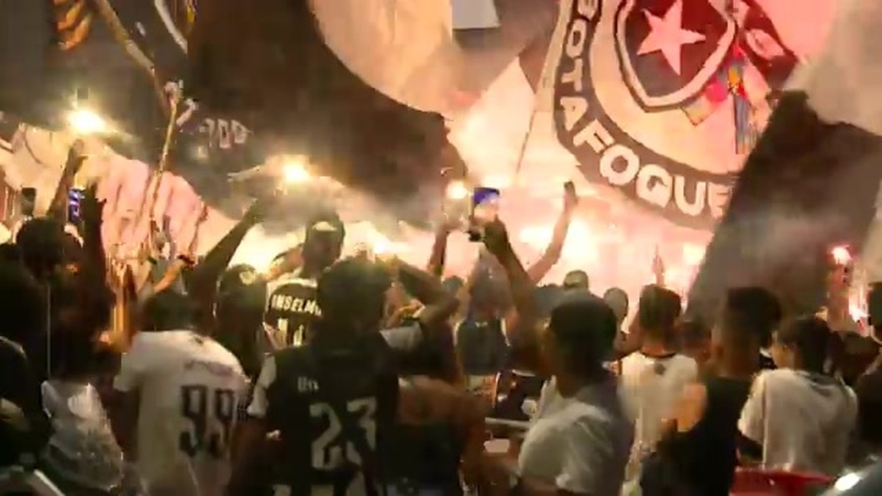 Botafogo chega a Brasília com festa da torcida e tumulto; Júnior Santos ...