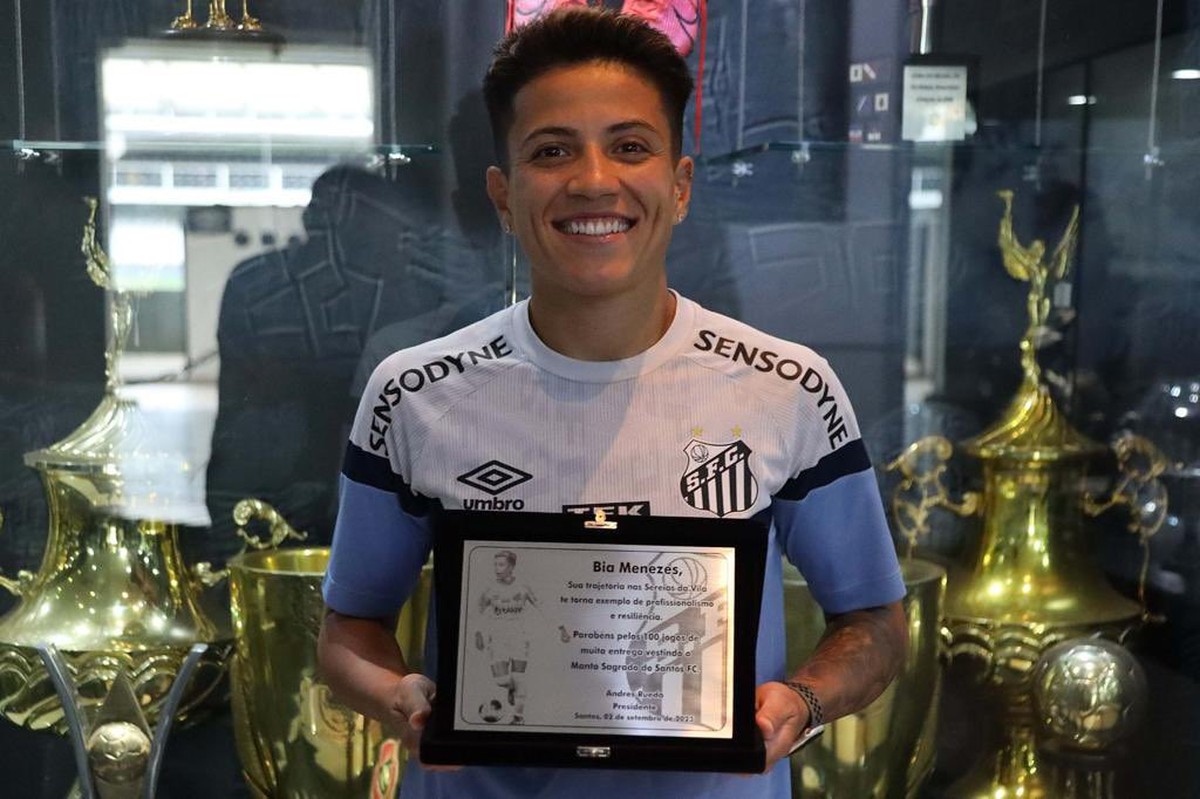 Bia Menezes recebe homenagem após completar 100 jogos pelo Santos: "Um ...