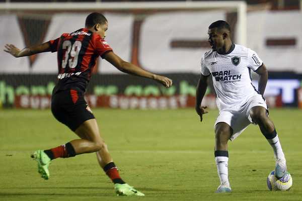 Cuiabano completa um mês no Botafogo, se surpreende com escalação e vai ...