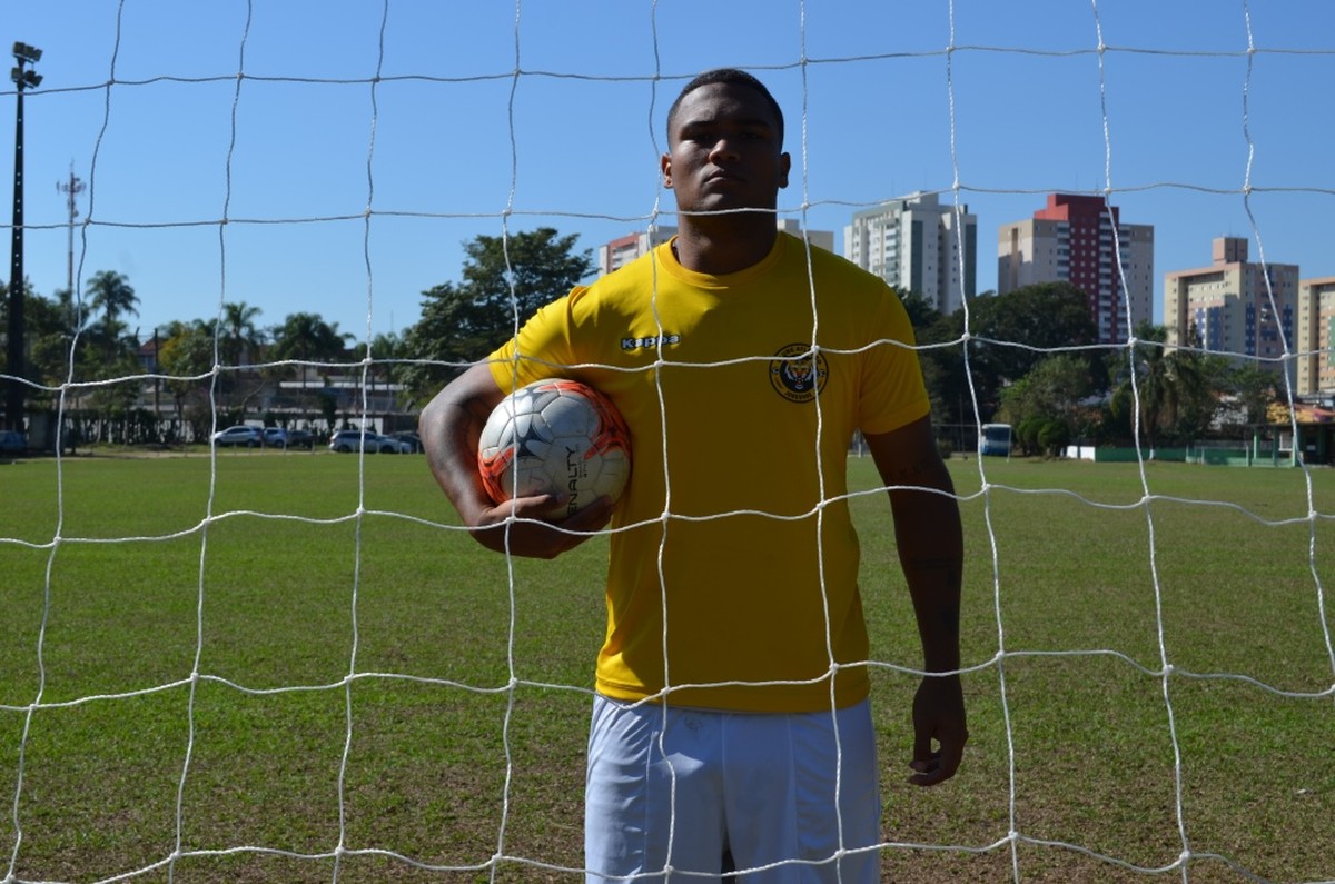 Estreante no profissional, Felipe Lobo celebra fase artilheira no ...