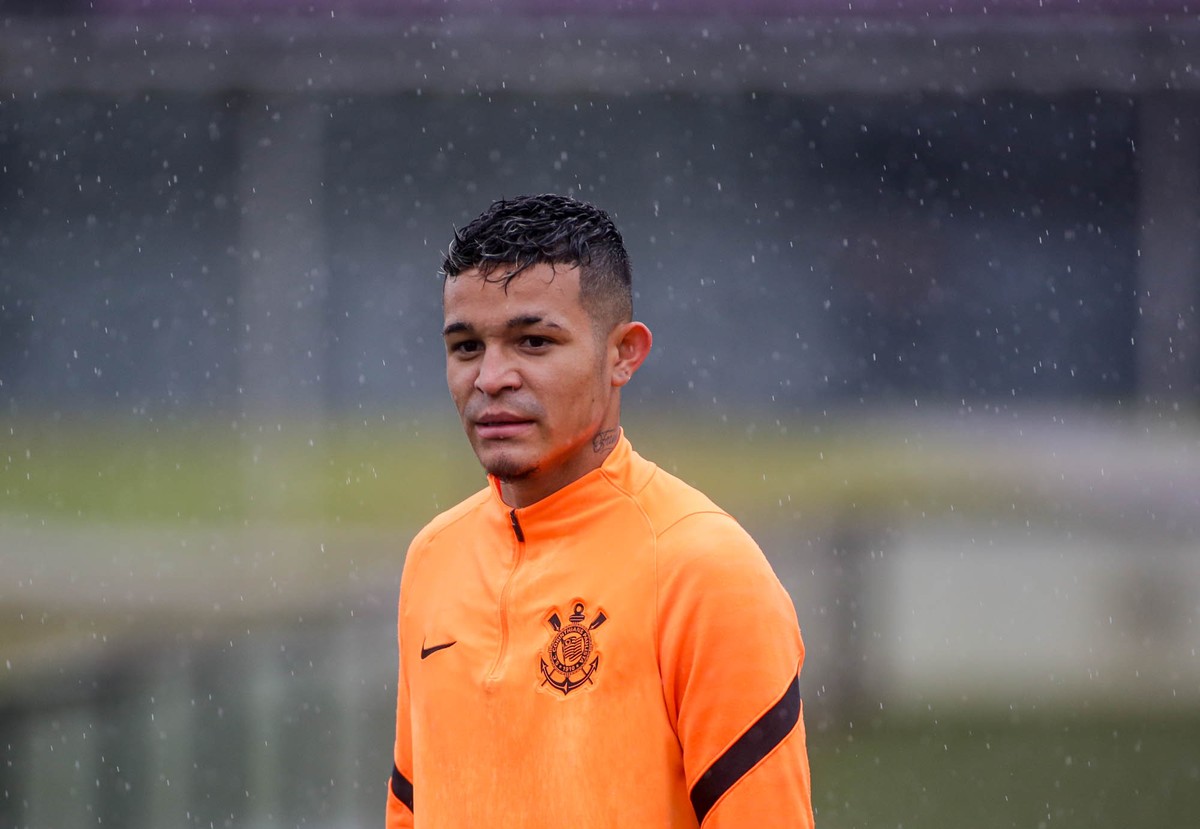 Adson passa por cirurgia de apendicite e segue como desfalque do ...