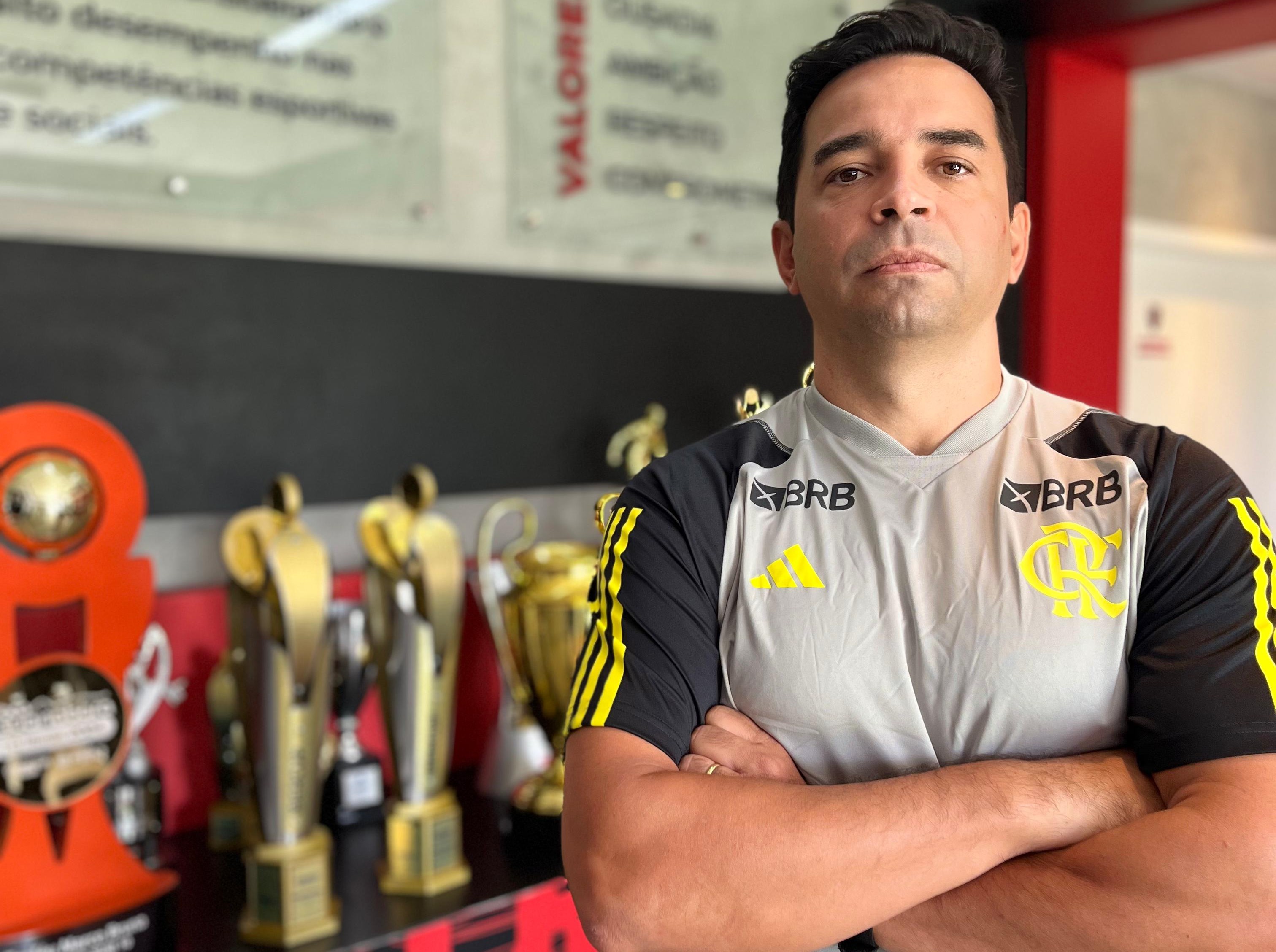 Quem é Cleber dos Santos, técnico que vai comandar o Flamengo no início ...