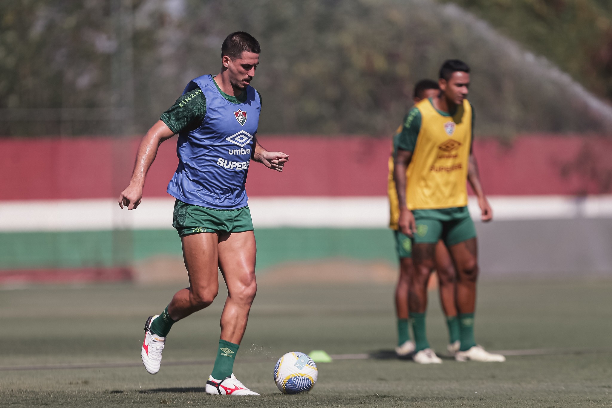 Gabriel Pires treina com bola e se aproxima de retorno ao Fluminense ...