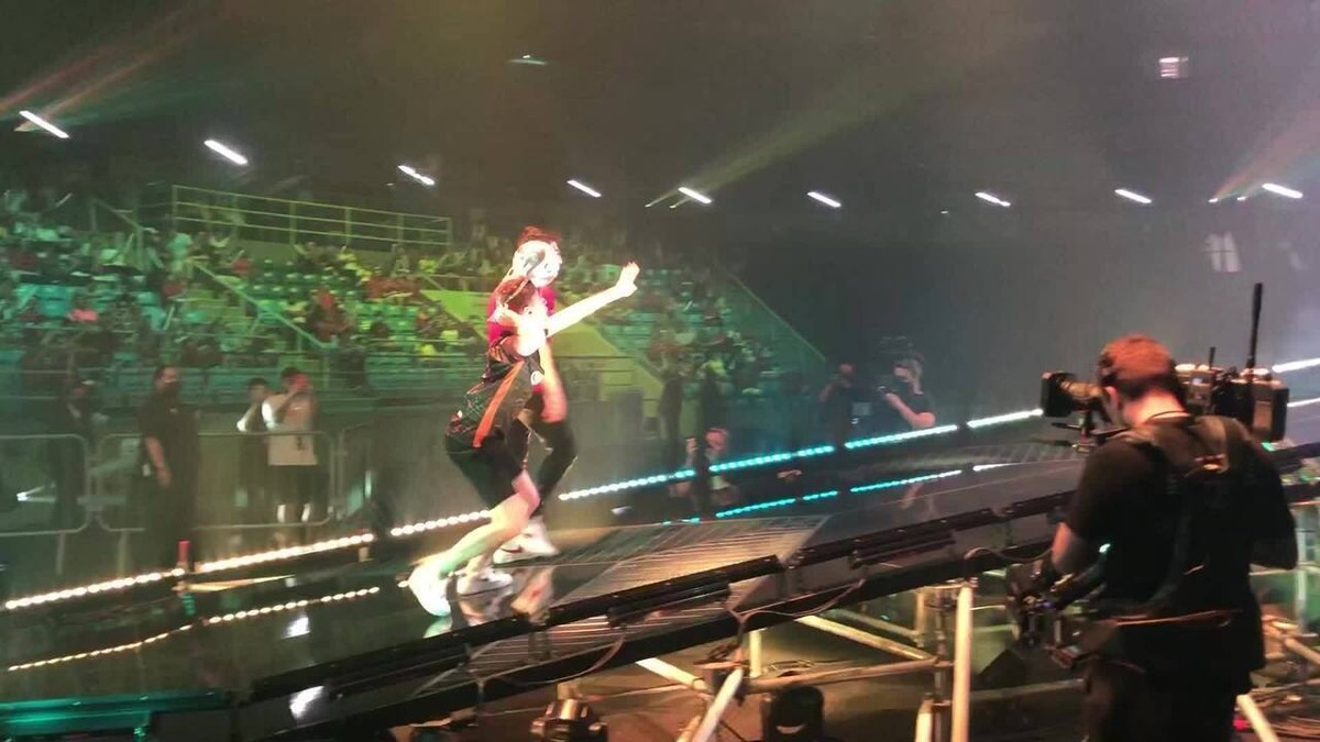 VCT LOCK IN: Boaster entra no palco equilibrando bola colada na cabeça ...